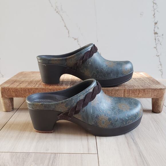 CROCS | Shoes | Crocs Clogs Womens 6 Brown Floral Slip On Dual Comfort ...